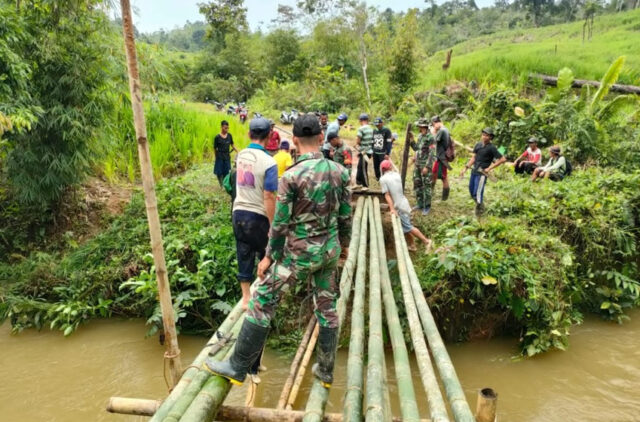 Prajurit TNI-AD Perbaiki Jembatan Rusak di Perbatasan – PPAD